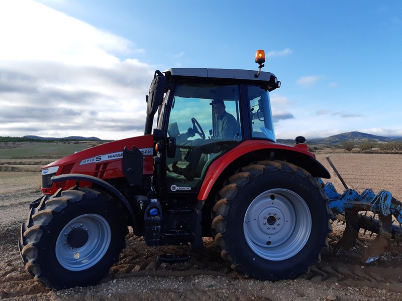 Entrega Tractor Massey Ferguson 5712 DY4 EFICIENT con Pala Tenias T10 ...